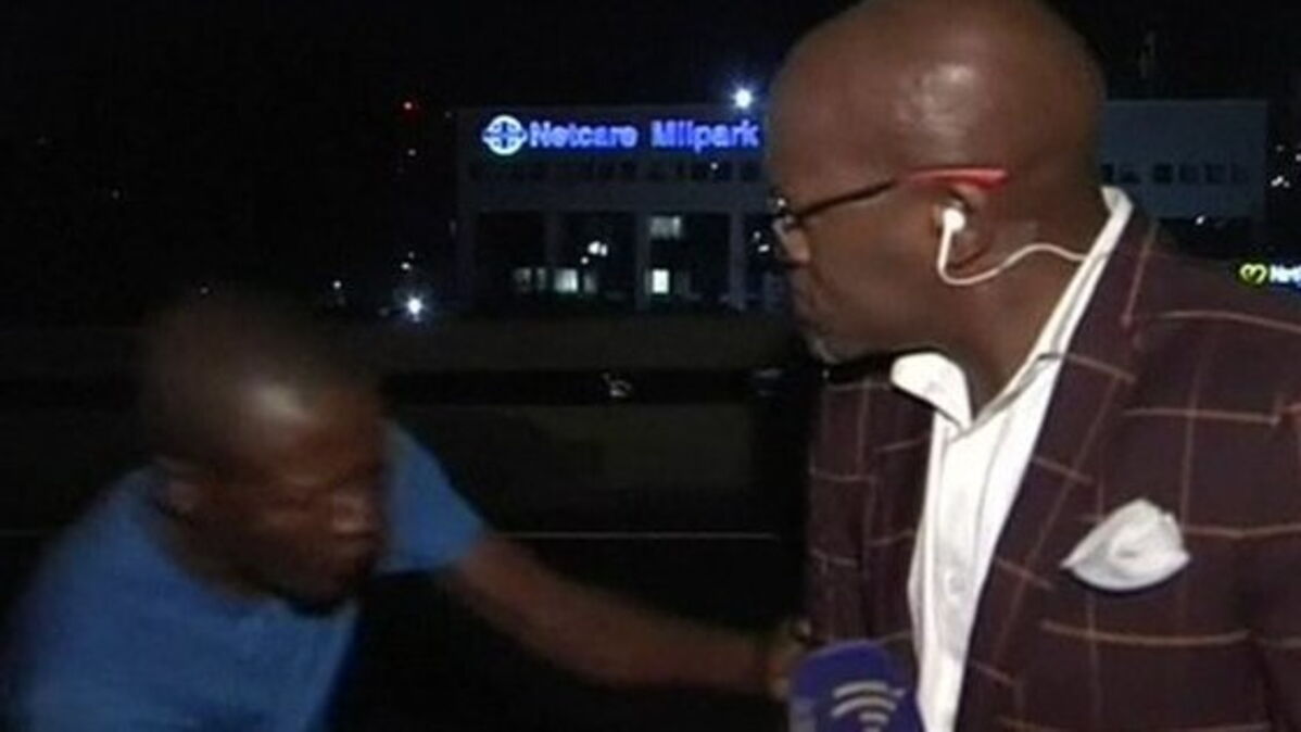 Un journaliste se fait racketter en plein direct