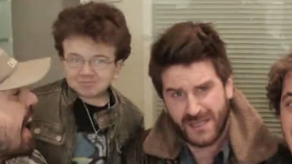 Very Bad Blagues chante "Coup de folie" avec Keenan Cahill