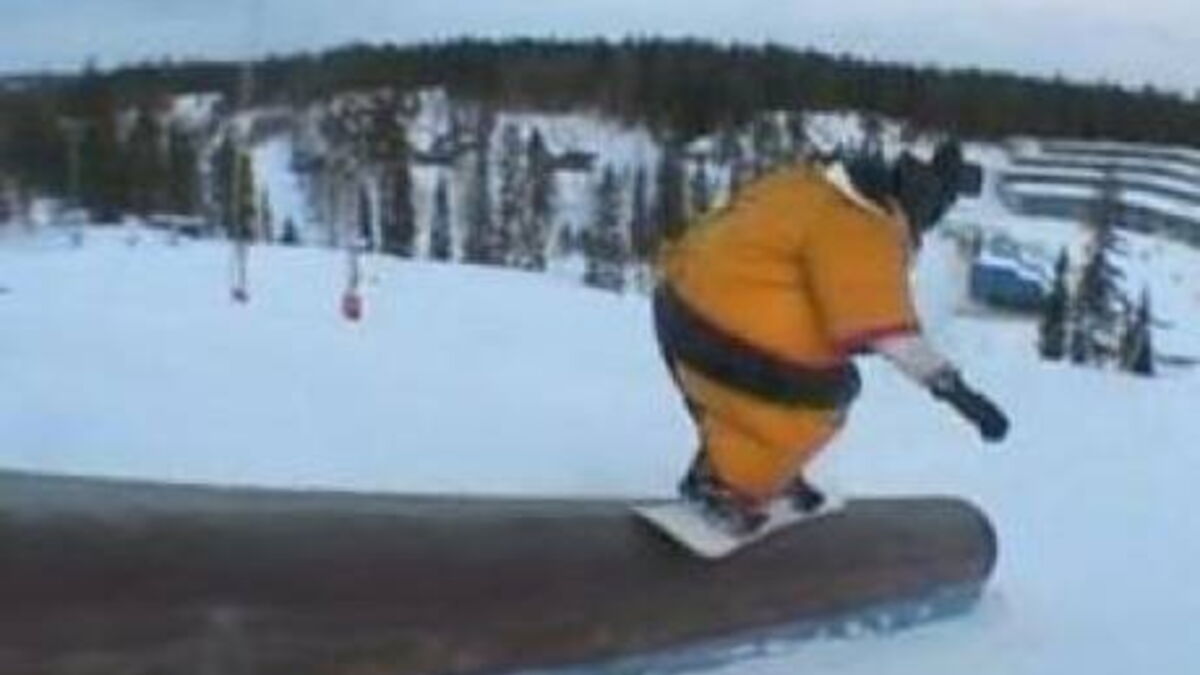Ils se déguisent en sumo pour faire du snowboard