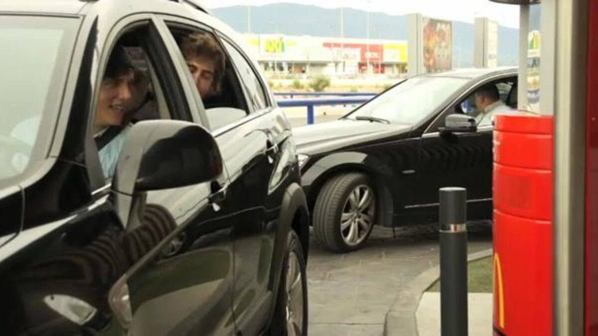 Ils passent leur commande au Mcdrive en chantant