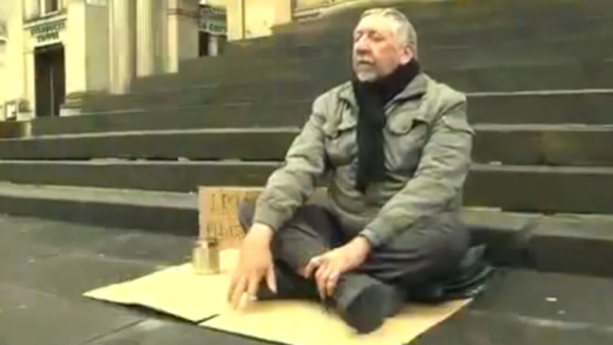 Une jeune femme fait un geste incroyable pour aider un SDF aveugle