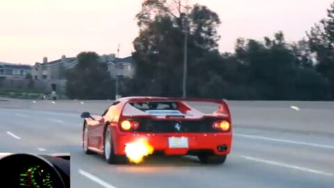 Une Ferrari F50 crache des flammes à chaque accélération