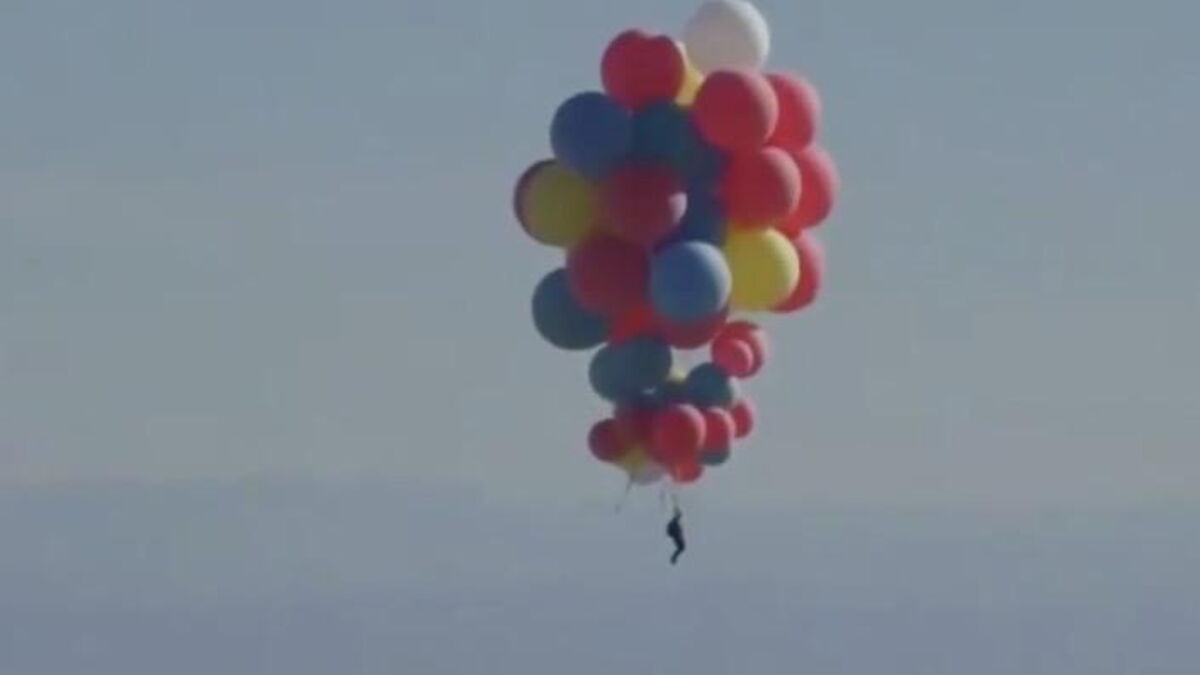 David Blaine rend hommage au film "Le ballon rouge" en s'envolant à ...