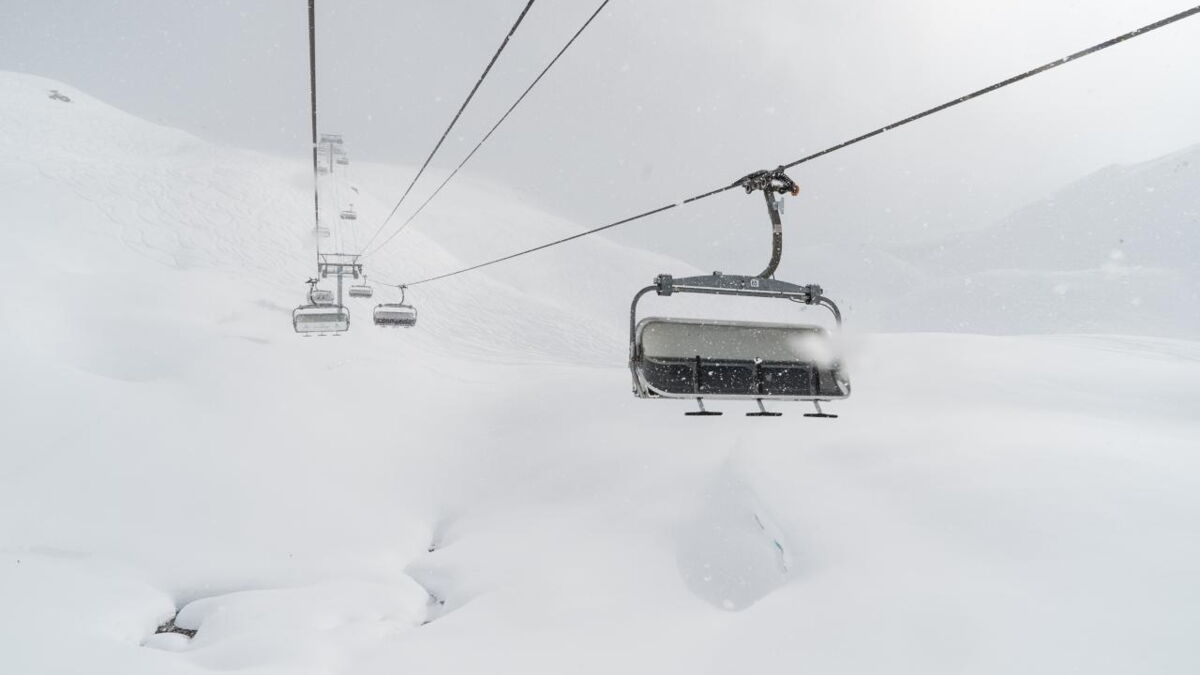 Insolite : quatre hommes volent un télésiège pour décorer leur logement