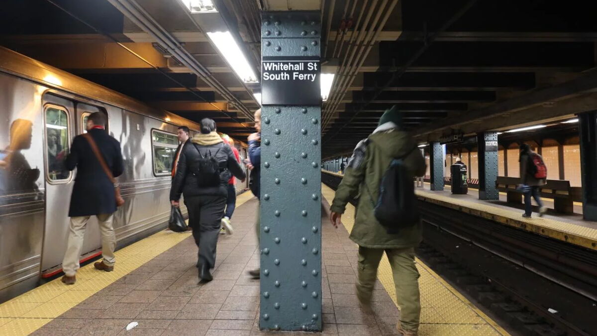 Mariah Carey : dans le métro new-yorkais, des passagers chantent "All I ...