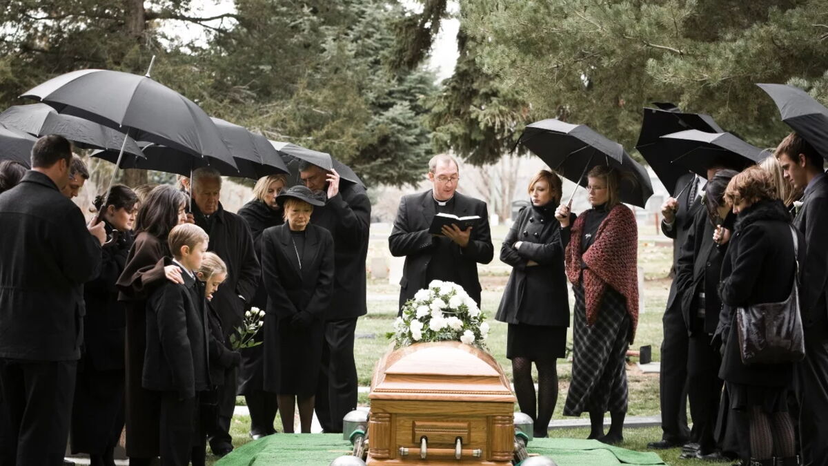 Cet homme est tellement obsédé par la mort qu'il se fait enterrer vivant
