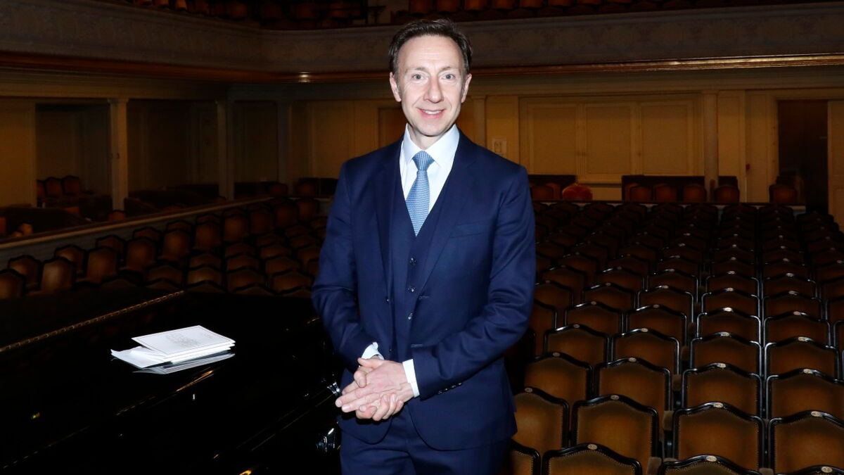 The Crown : Stephane Bern tacle la série et prend la défense de la ...