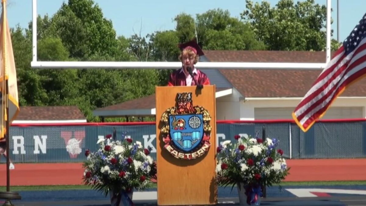 Queer : le discours de cet ado queer censuré, il réagit de la meilleure ...