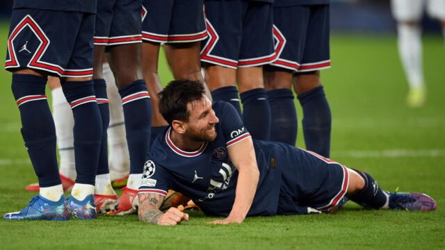 Coup-francs : Pourquoi les footballeurs s'allongent derrière le mur lors des coups de pieds ...
