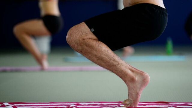 Bikram Yoga : bienfaits, poses et postures, dangers... Guide complet Bikram Yoga : bienfaits, poses et postures, dangers... Guide complet