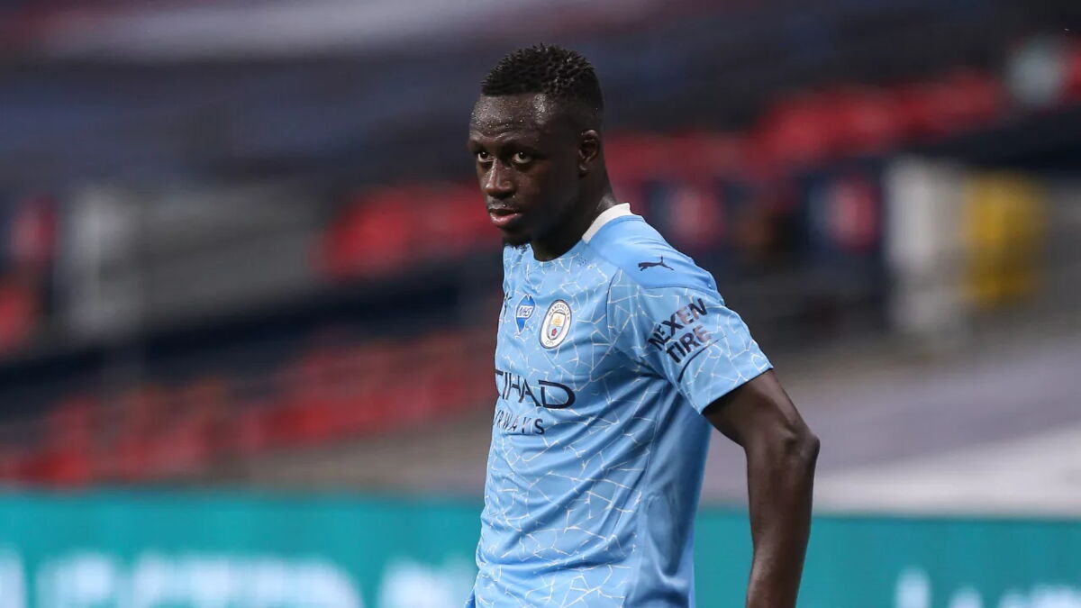 Benjamin Mendy pose avec le maillot du PSG et provoque la colère de ...