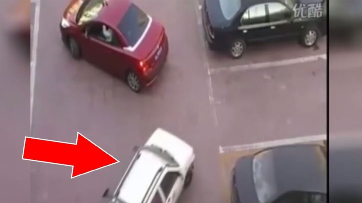 Das rote Auto will einparken, aber dann kommt ein weißer PKW...