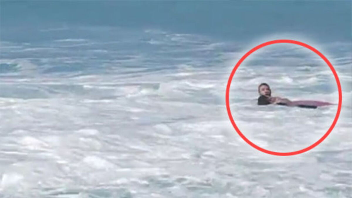 Der Bodyboard-Weltmeister Andre Botha rettet dem Profi-Surfer Evan ...