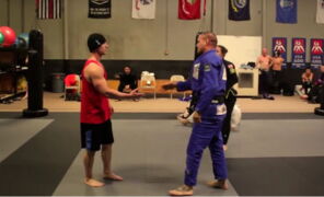 Ein 73 kg schwerer Bodybuilder stemmt 140 kg