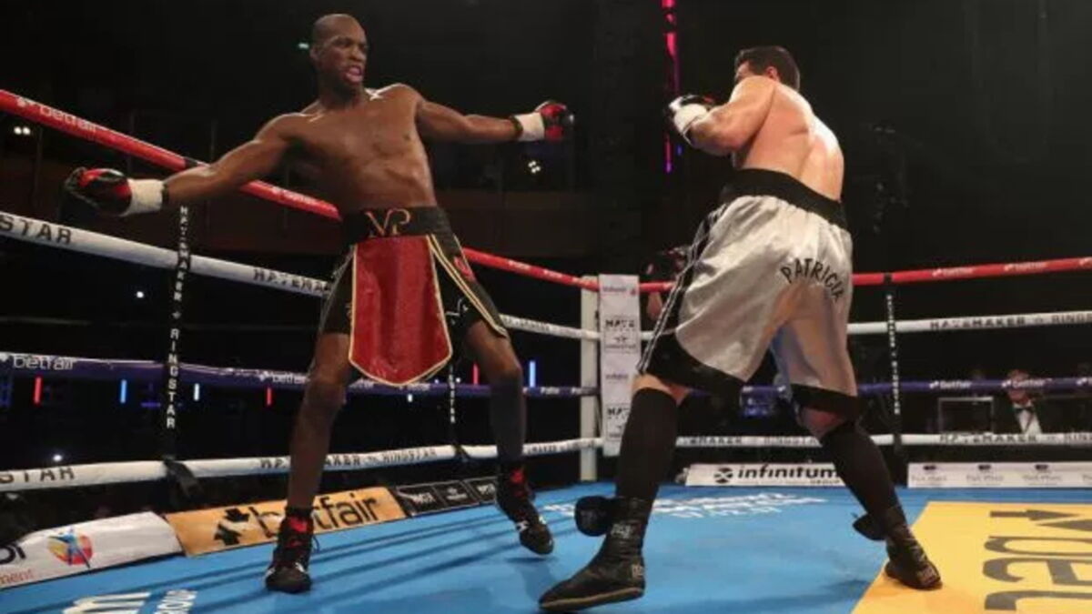 Michael „Venom“ Page schlägt Jonathan Castano bei seinem ersten ...