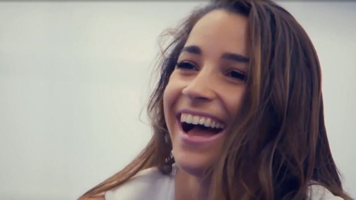 Die Olympia-Siegerin Aly Raisman feiert ihre Muskeln auf eine sehr ...