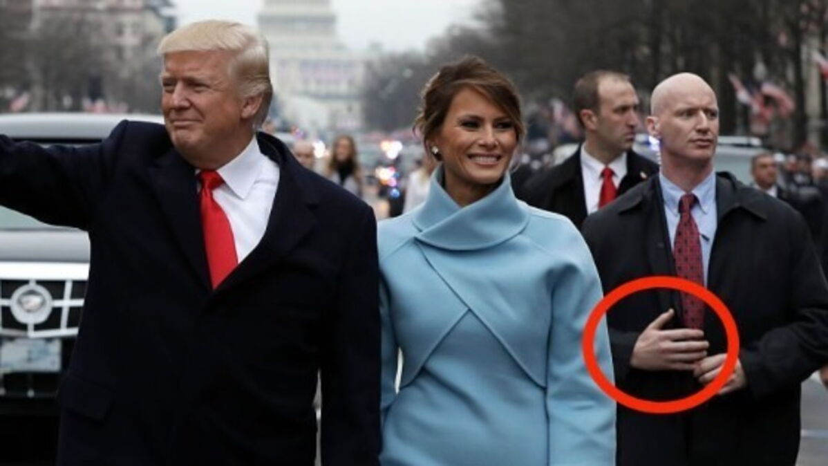 Donald Trumps Bodyguard versteckt ein Maschinengewehr unter seinem Mantel