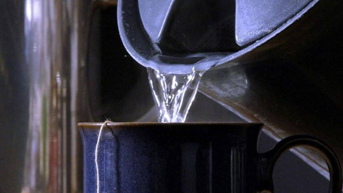 Darf man gekochtes Wasser wieder aufkochen? Ihr tippt bestimmt falsch!