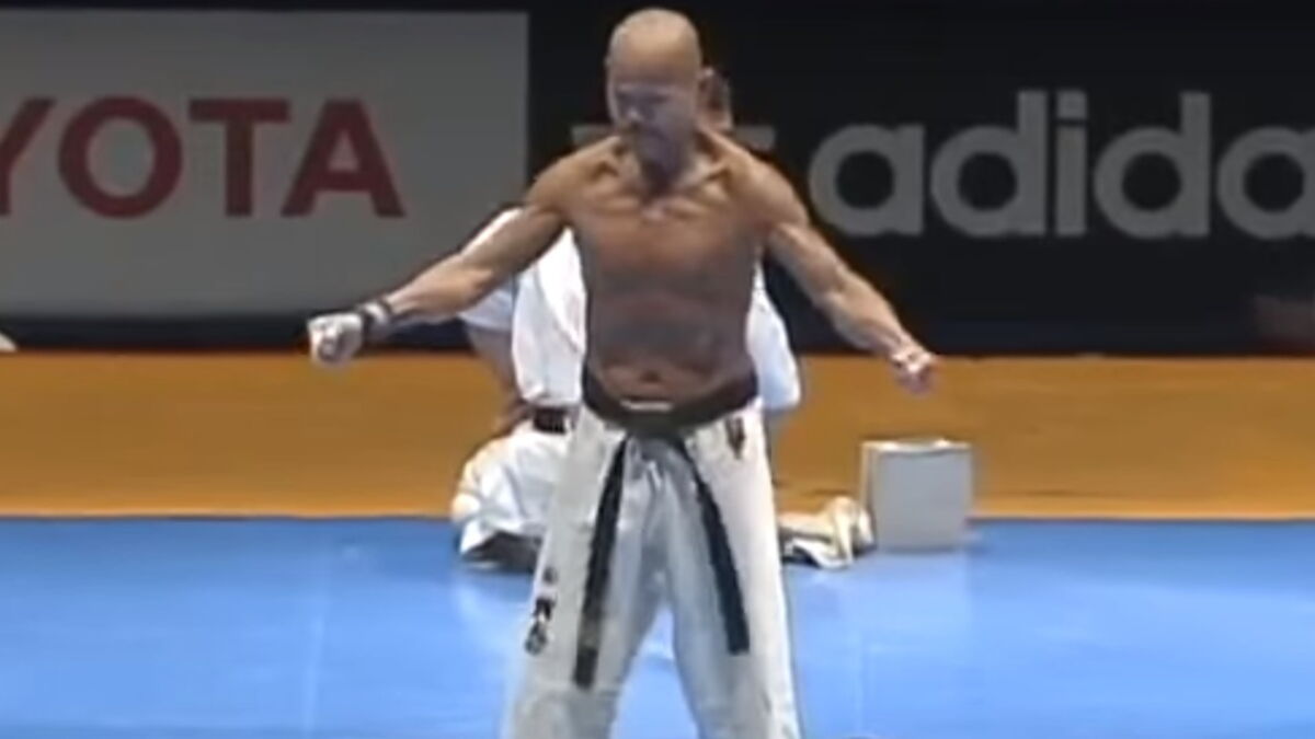 Krasse Vorführung: Dieser Karate-Opa ist 75 Jahre alt und hat es immer ...