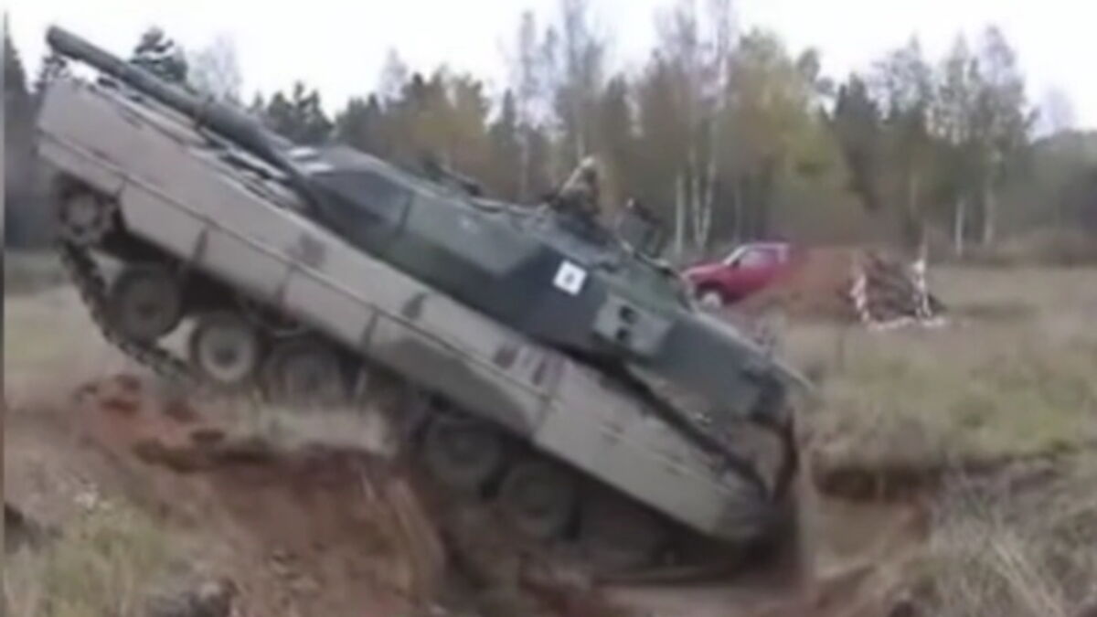 Deutscher Leopard-2-Panzer stürzt in einen Graben: Was dann passiert ...