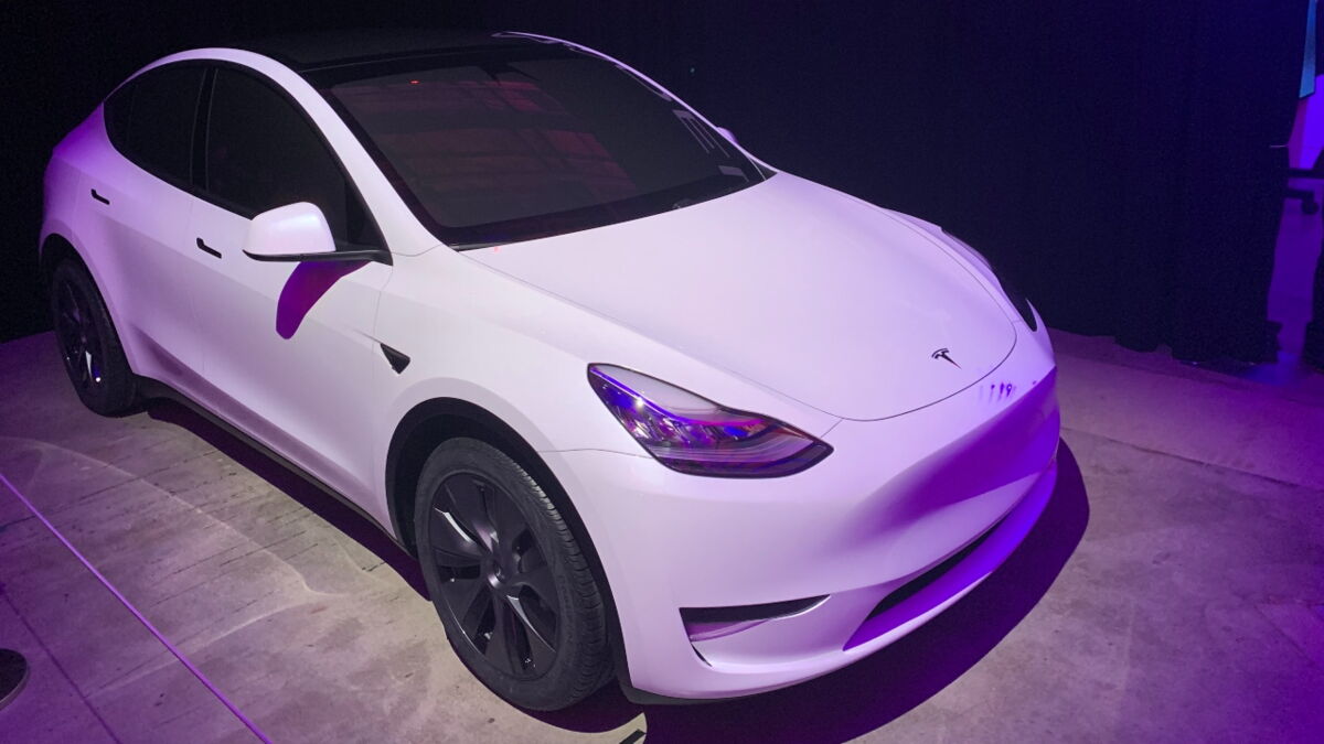 Mann fährt neuen Tesla ein, dann fällt er ihm auf der Autobahn auseinander!