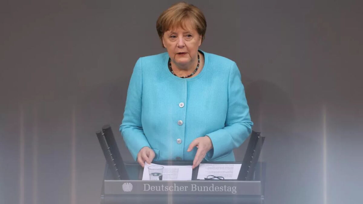 Mappe zu, Maske auf: So war Merkels letzter Auftritt im Deutschen Bundestag