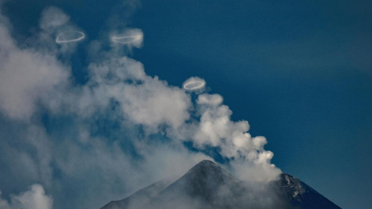 Ätna: Der Vulkan spuckt Rauchkreise aus - wie ist das möglich?