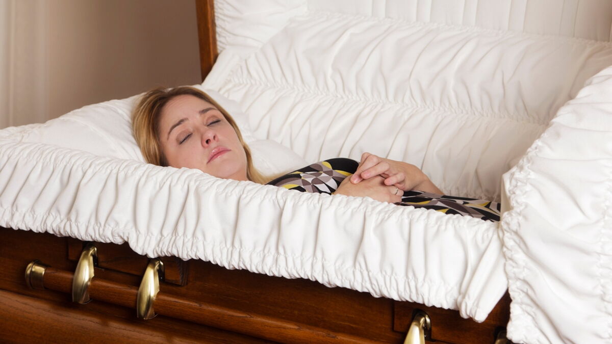 Frau erwacht im eigenen Sarg zum Leben und lebt weitere 47 Jahre