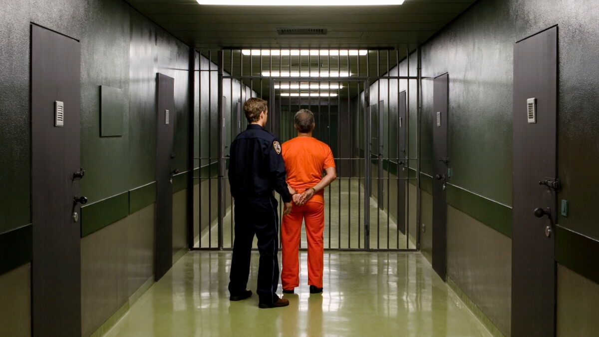 Häftling sitzt lebenslang ein, stirbt, und kehrt wieder ins Leben ...