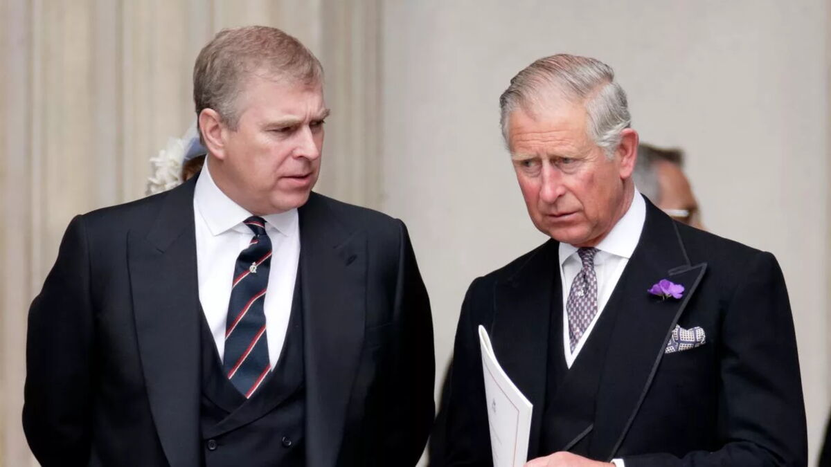 Prinz Andrew: Bruder Charles und die Queen zahlen Schadenersatz an ...