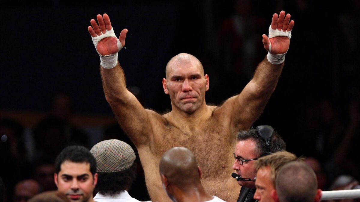 Wladimir Putin schickt 2,13 m großen und 150 kg schweren Boxweltmeister ...