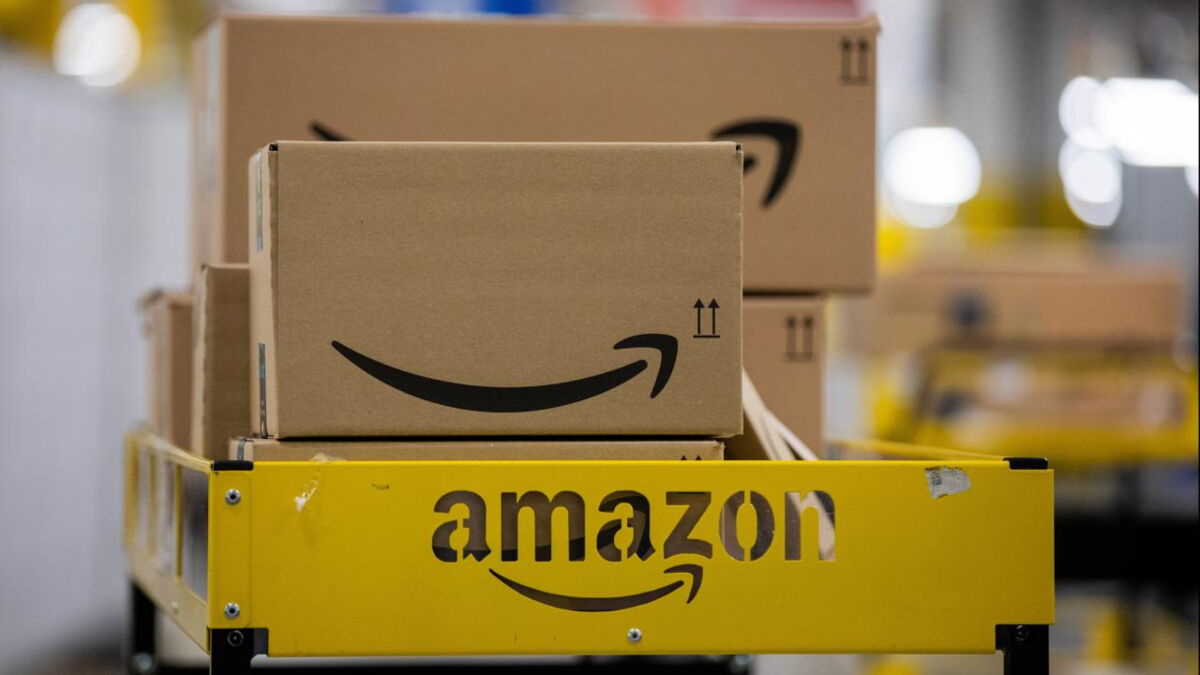 Amazon ändert diskret sein neues Logo, das an Hitler erinnert