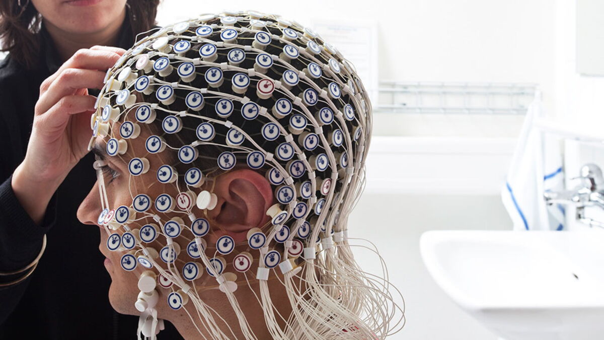 Électroencéphalogramme : définition, comment se déroule l'examen, y a-t ...