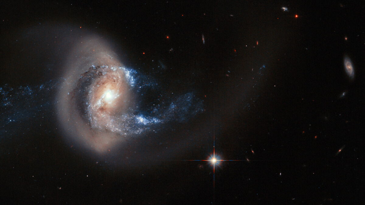 Hubble immortalise la violente fusion de deux galaxies
