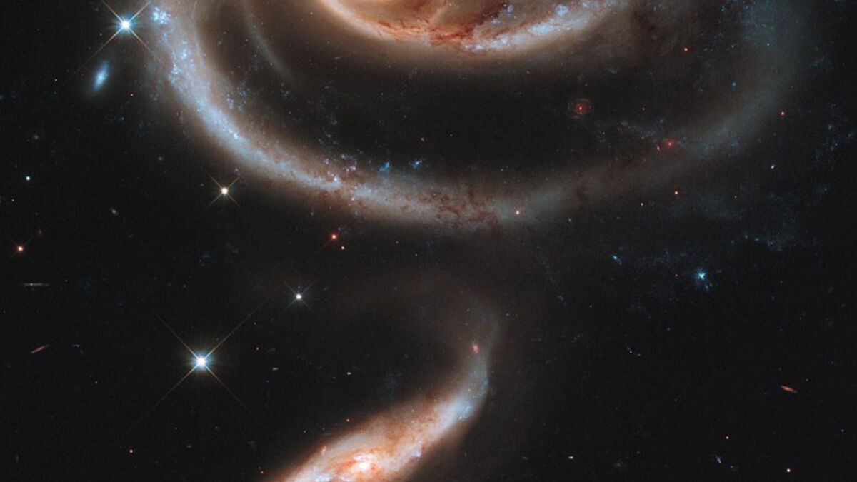 Collision entre deux galaxies : Hubble montre un espace devenu rose