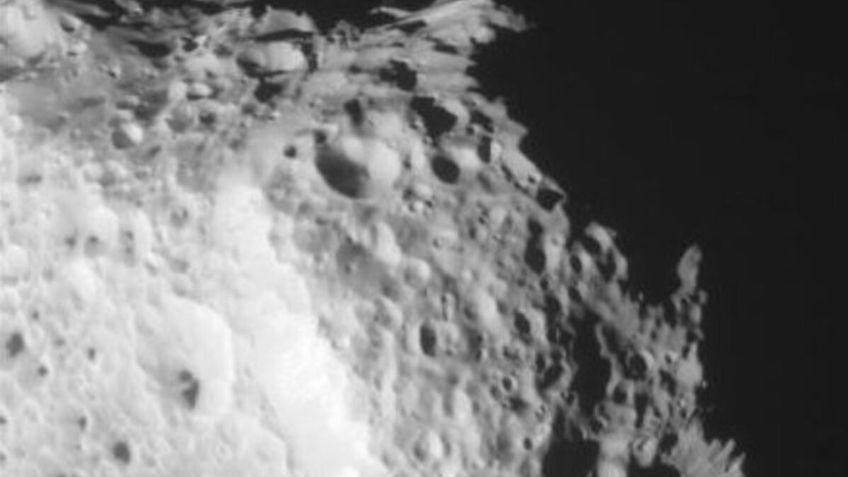 La sonde Cassini survole Hypérion