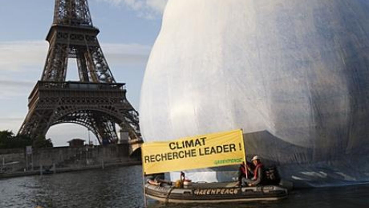 Greenpeace dépose un iceberg de 16 mètres sur la Seine