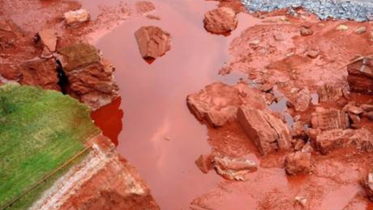 Boue rouge toxique : la digue de protection est terminée