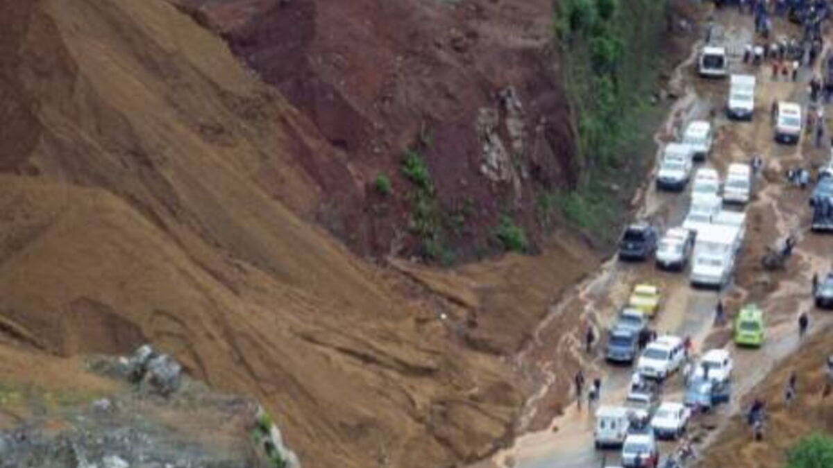 Glissement De Terrain Une Coulée De Boue Emporte Trente Personnes En