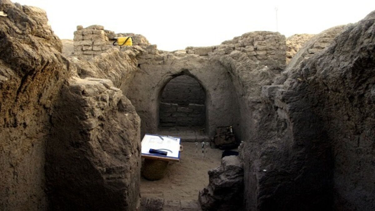 Une tombe et les restes d'une pyramide découverts en Egypte