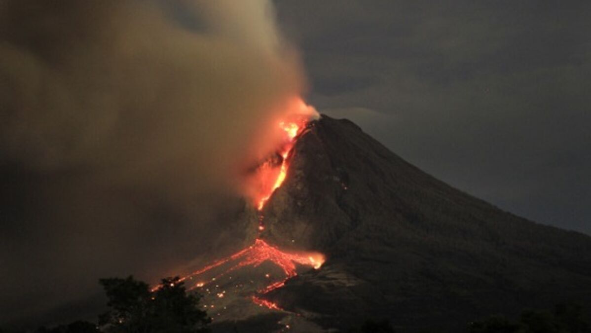 Toujours en éruption, le volcan Sinabung continue de cracher cendres et ... Toujours en éruption, le volcan Sinabung continue de cracher cendres et ...