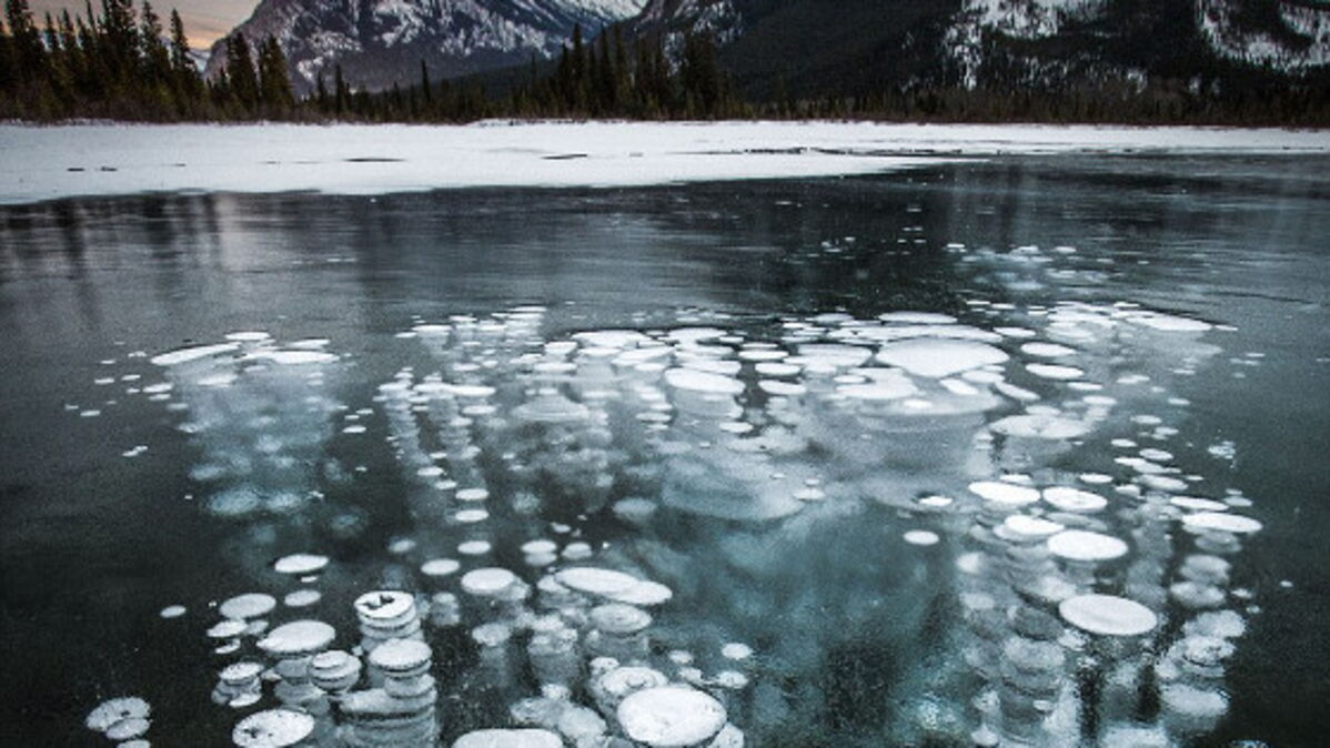 D'incroyables bulles apparaissent sous la surface d'un lac gelé au Canada