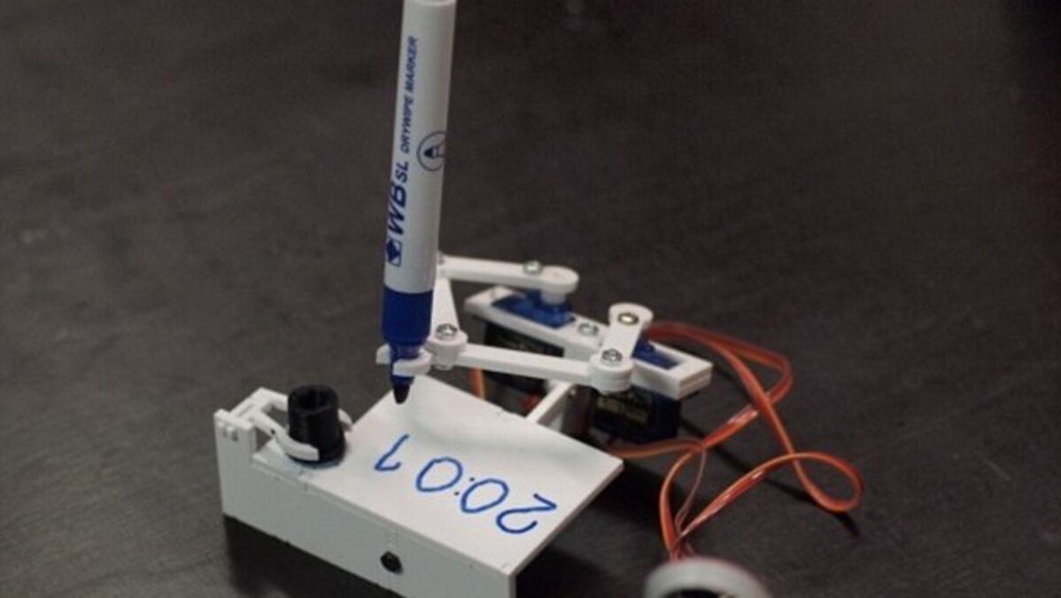 Plotclock, le drôle de robot horloge qui vous écrit l'heure à chaque minute