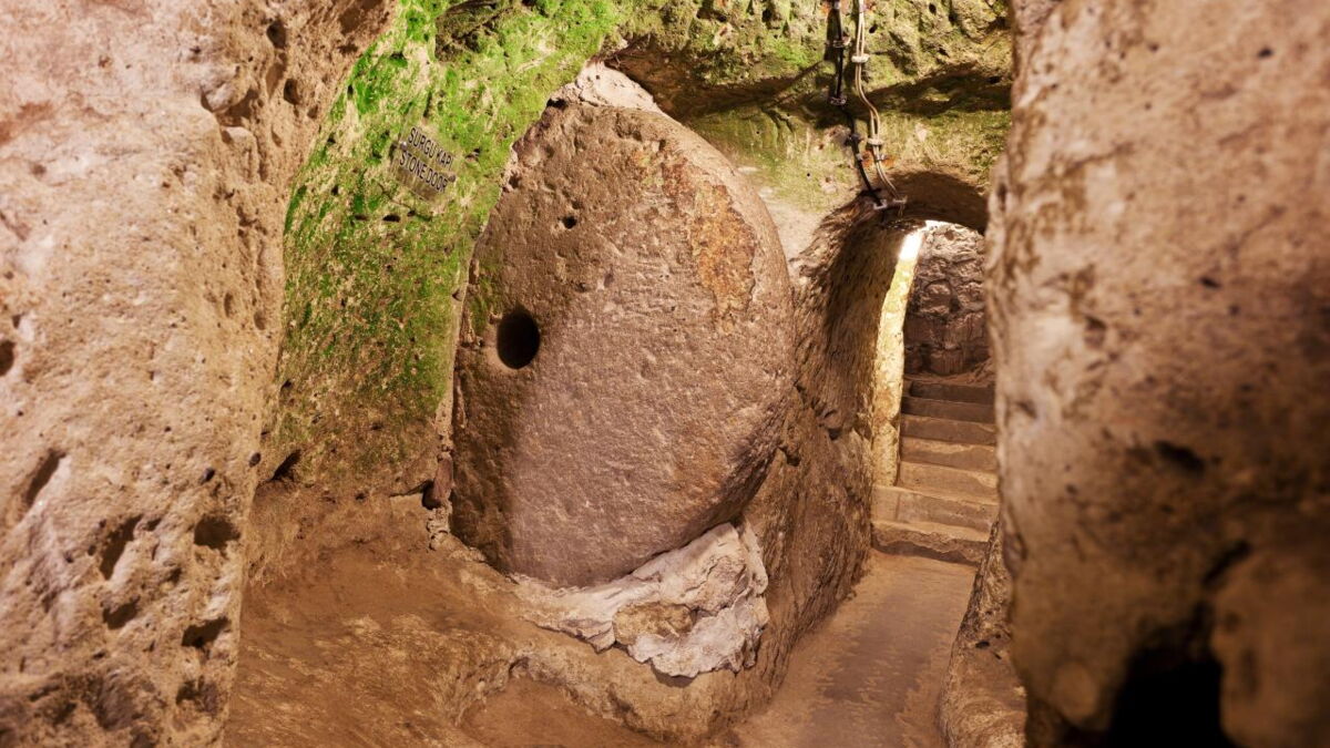 Archéologie : Il abat un mur et découvre une ville souterraine pouvant ...