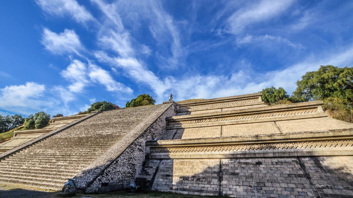 Avec ses 400 m de largeur, voici la plus grande pyramide du monde... et ...