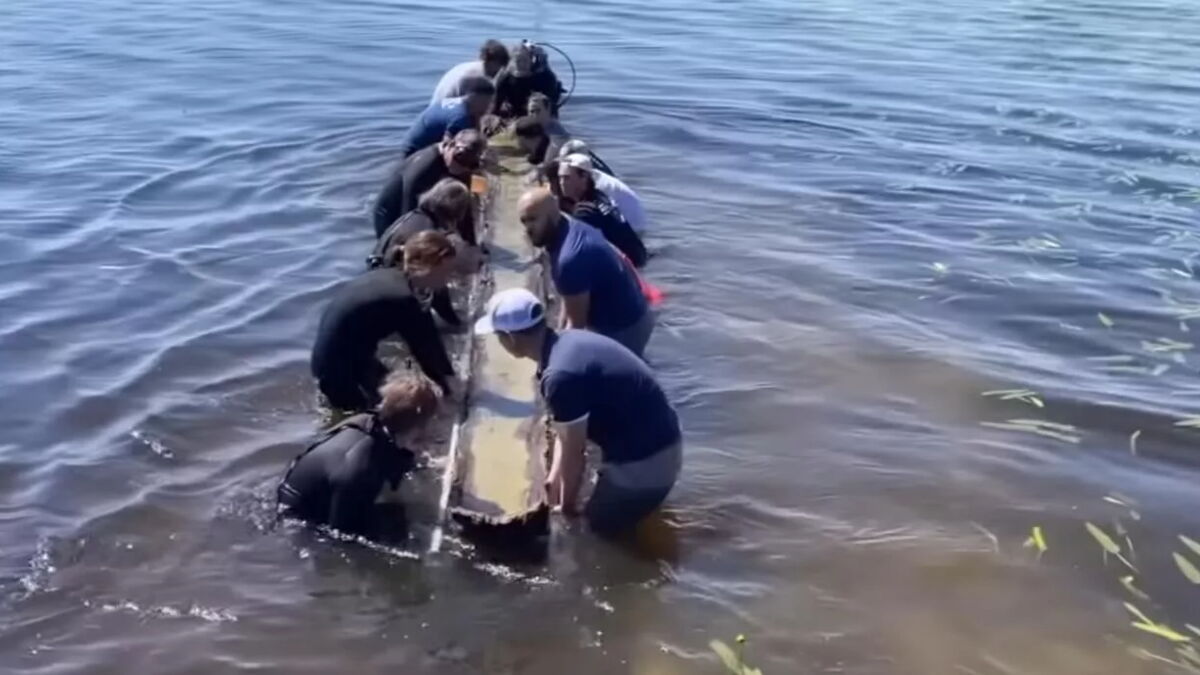 En pleine baignade, des ados trouvent une pirogue ancestrale vielle de ...
