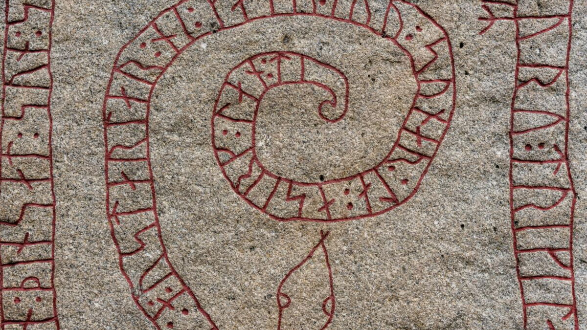 Ils rénovent leur cuisine et découvrent une ancienne pierre runique Viking