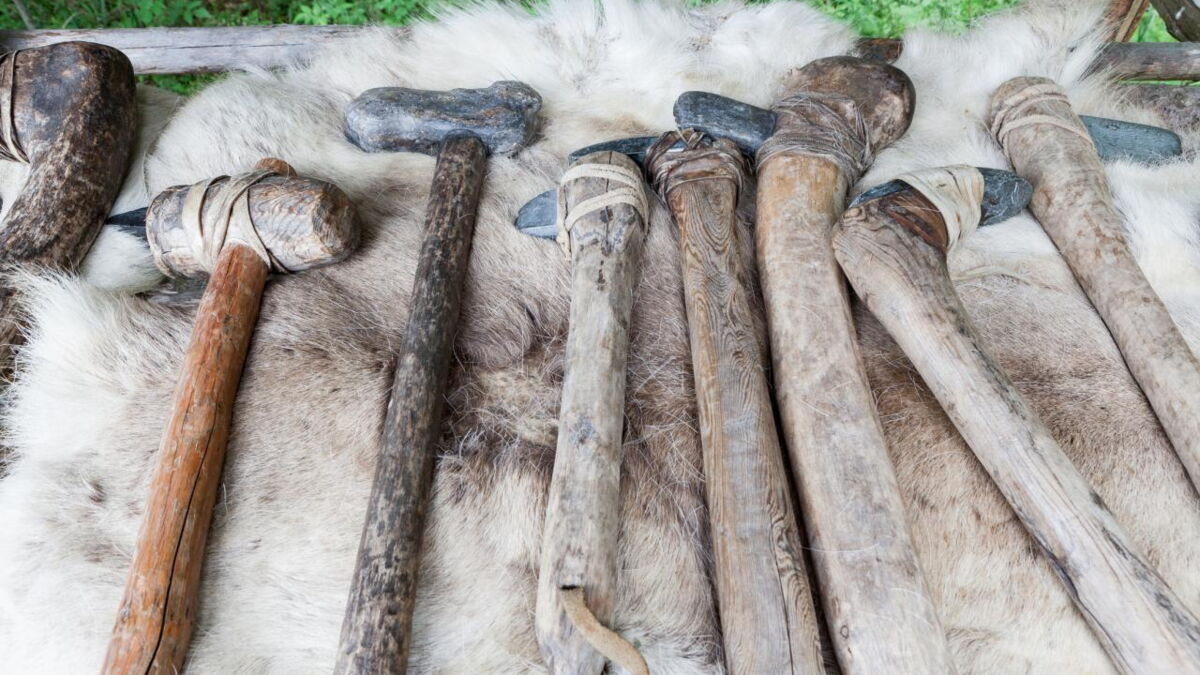 Une hache géante vieille de 300 000 ans découverte parmi d'autres reliques