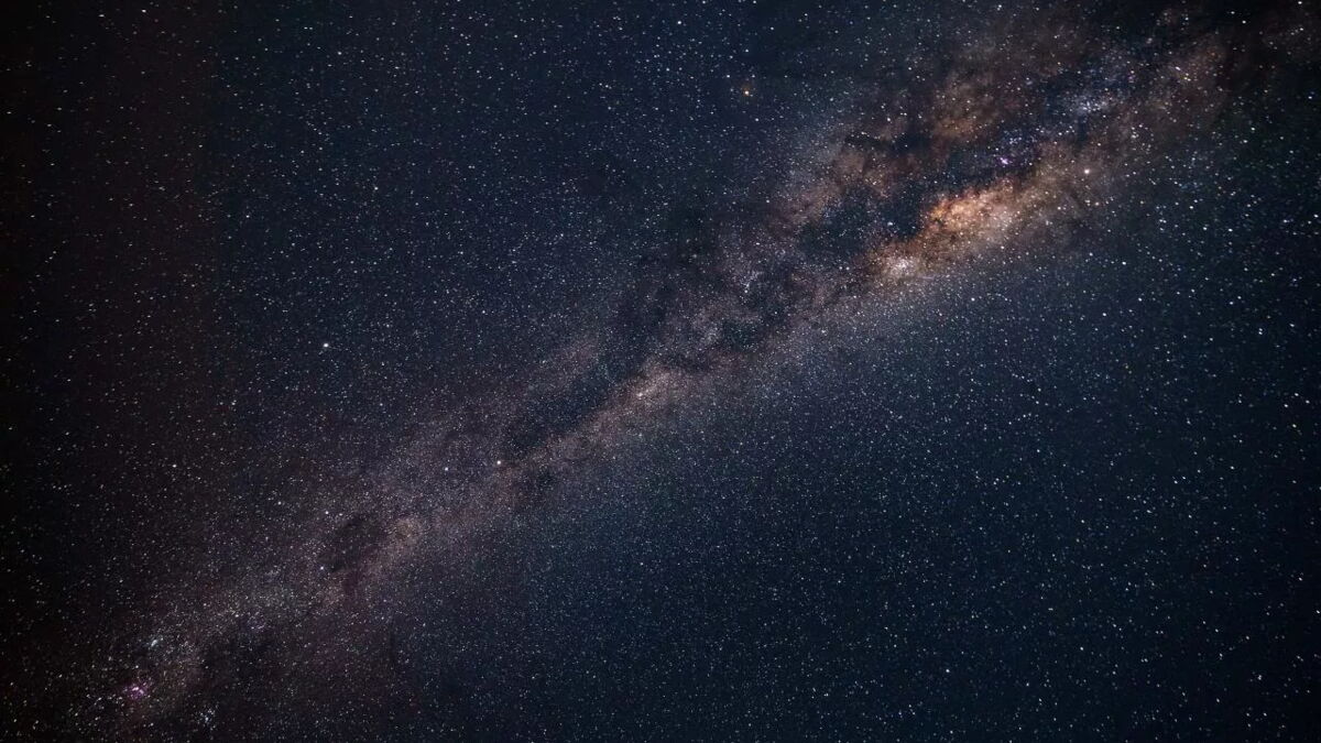 Cette éruption stellaire est 10 milliards de fois plus brillante que ...