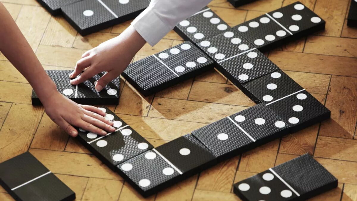 Ils construisent la plus haute tour en dominos du monde et la ...